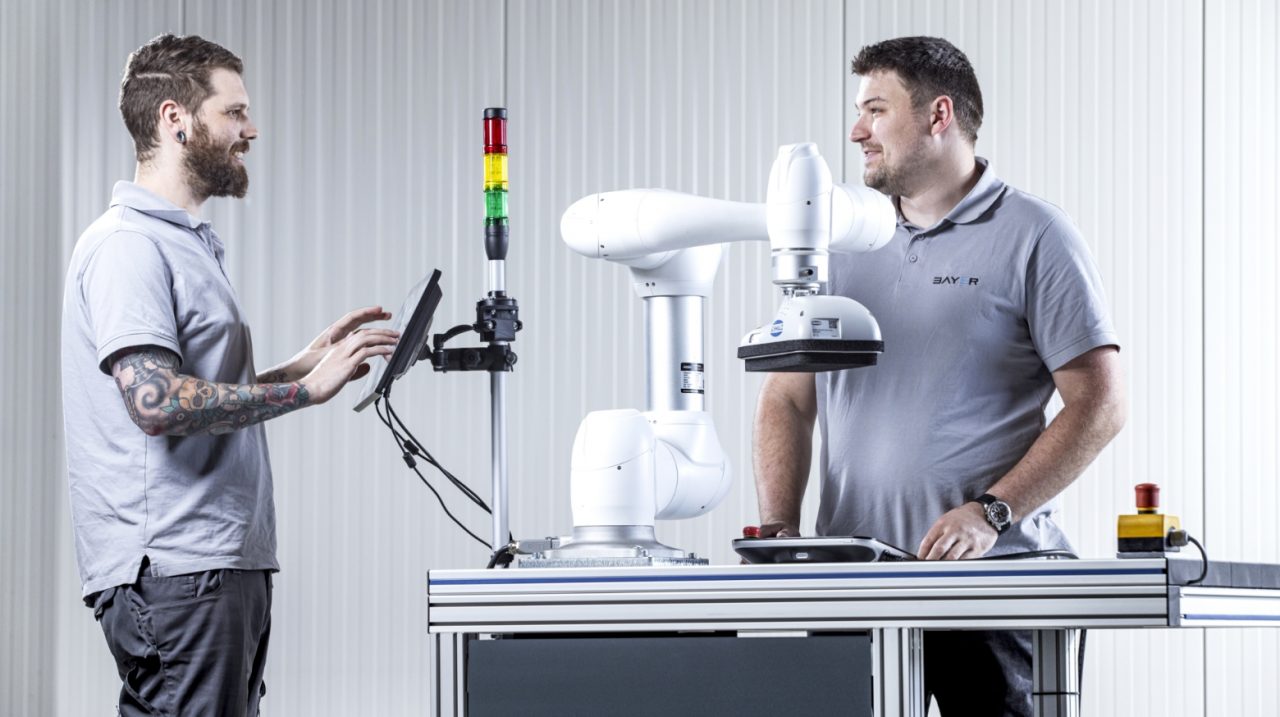 Robotik » Bayer - Produktion intelligent automatisieren